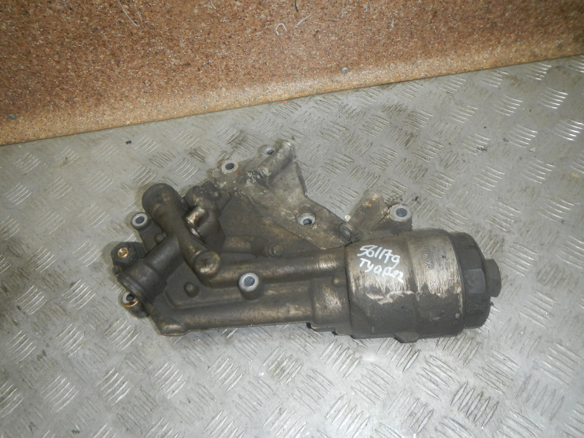 Б/У Корпус масляного фильтра, Volkswagen (Фольксваген)-TOUAREG (02-10) VOLKSWAGEN TOUAREG (02-10) AXQ Отколот небольшой к...