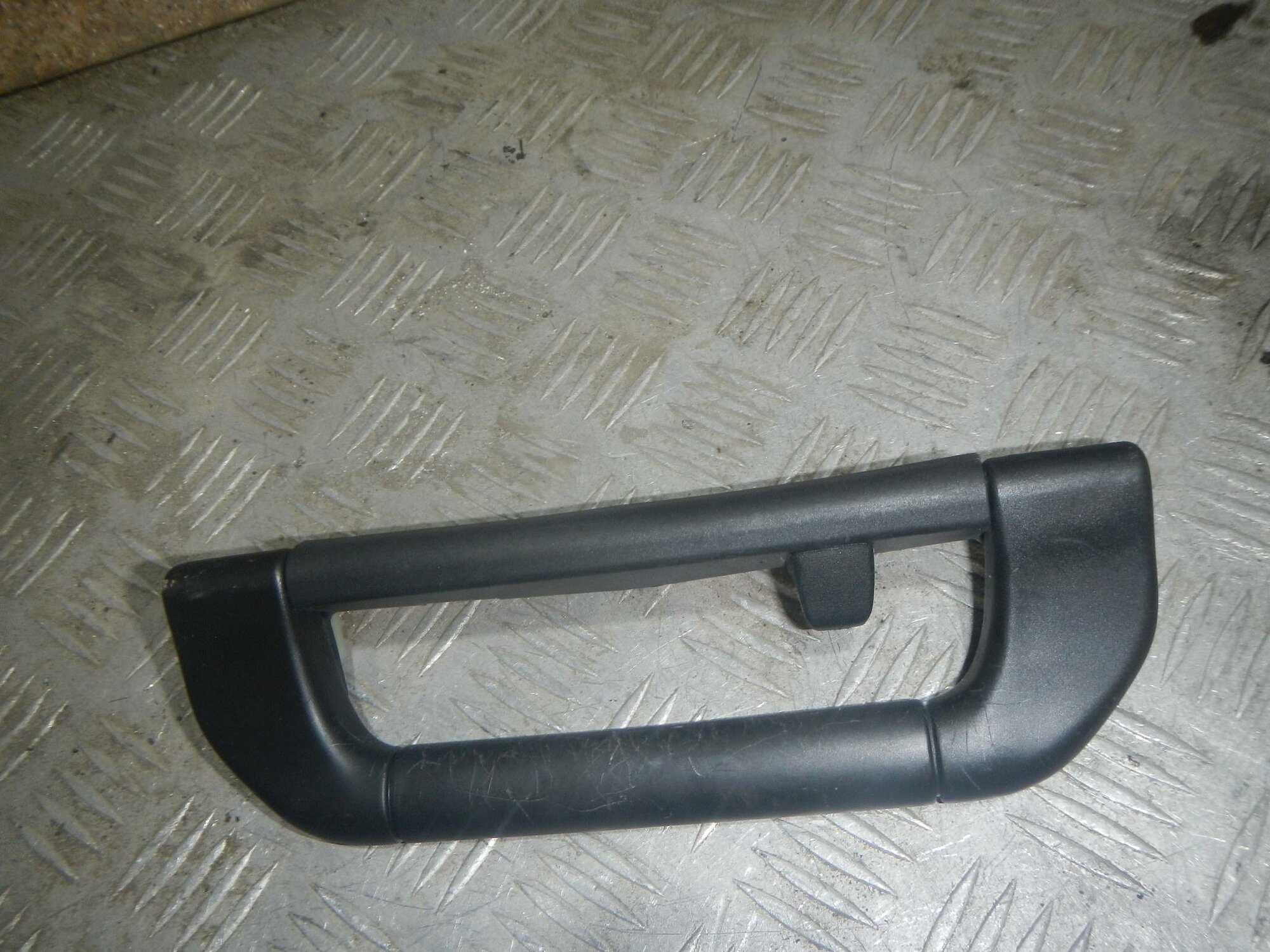 Б/У Ручка внутренняя потолочная, BMW (БМВ)-X5 (E53) (99-06) BMW X5 (E53) (99-06) задняя Царапины. 497715 BMW арт. 5116825...