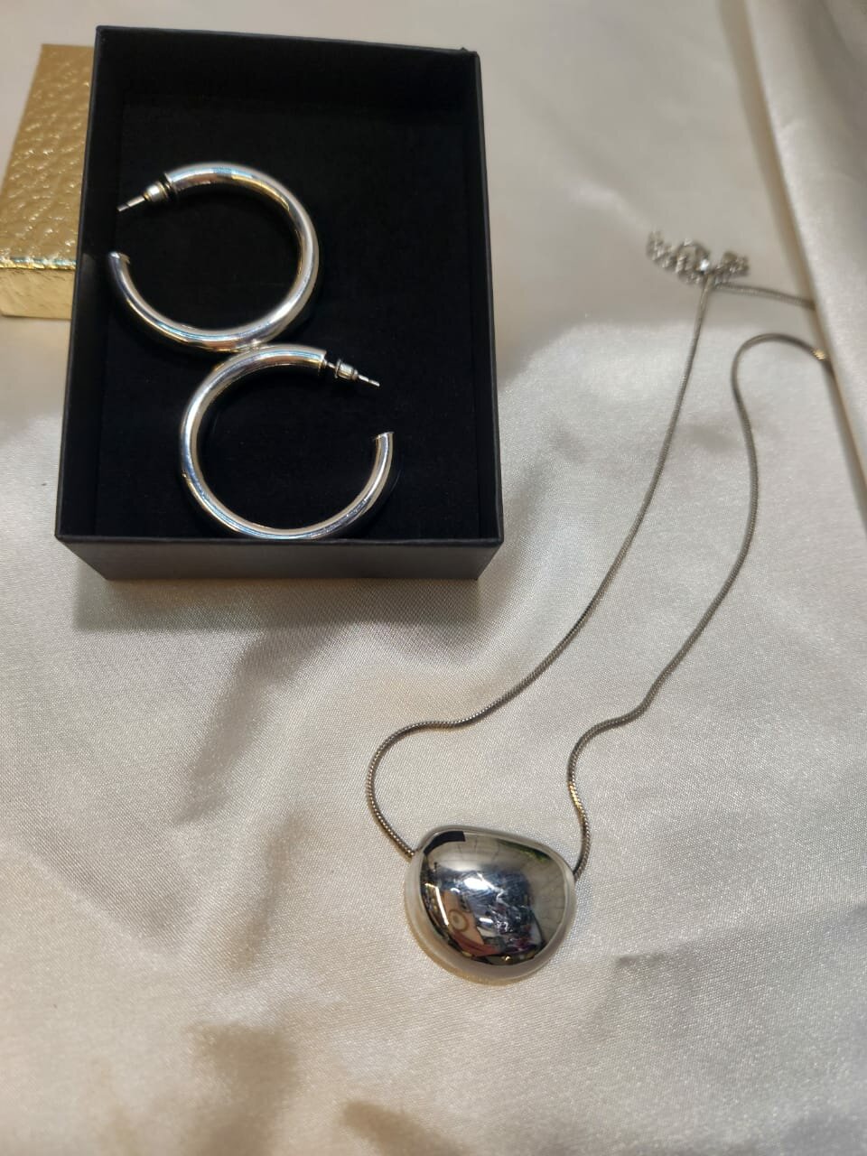 Комплект бижутерии: серьги, подвеска