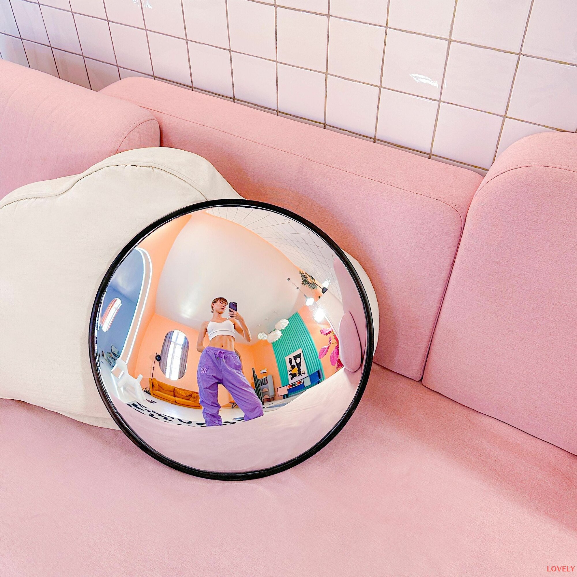 Стильное сферическое зеркало 450 мм с черным кантом и креплением для интерьера широкий обзор 160