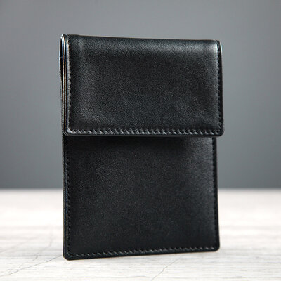 Противоугонный универсальный экранирующий чехол для брелков машин с бесключевым доступом. Кожа. Один карман. На магнитах. Арт#AntivorL1