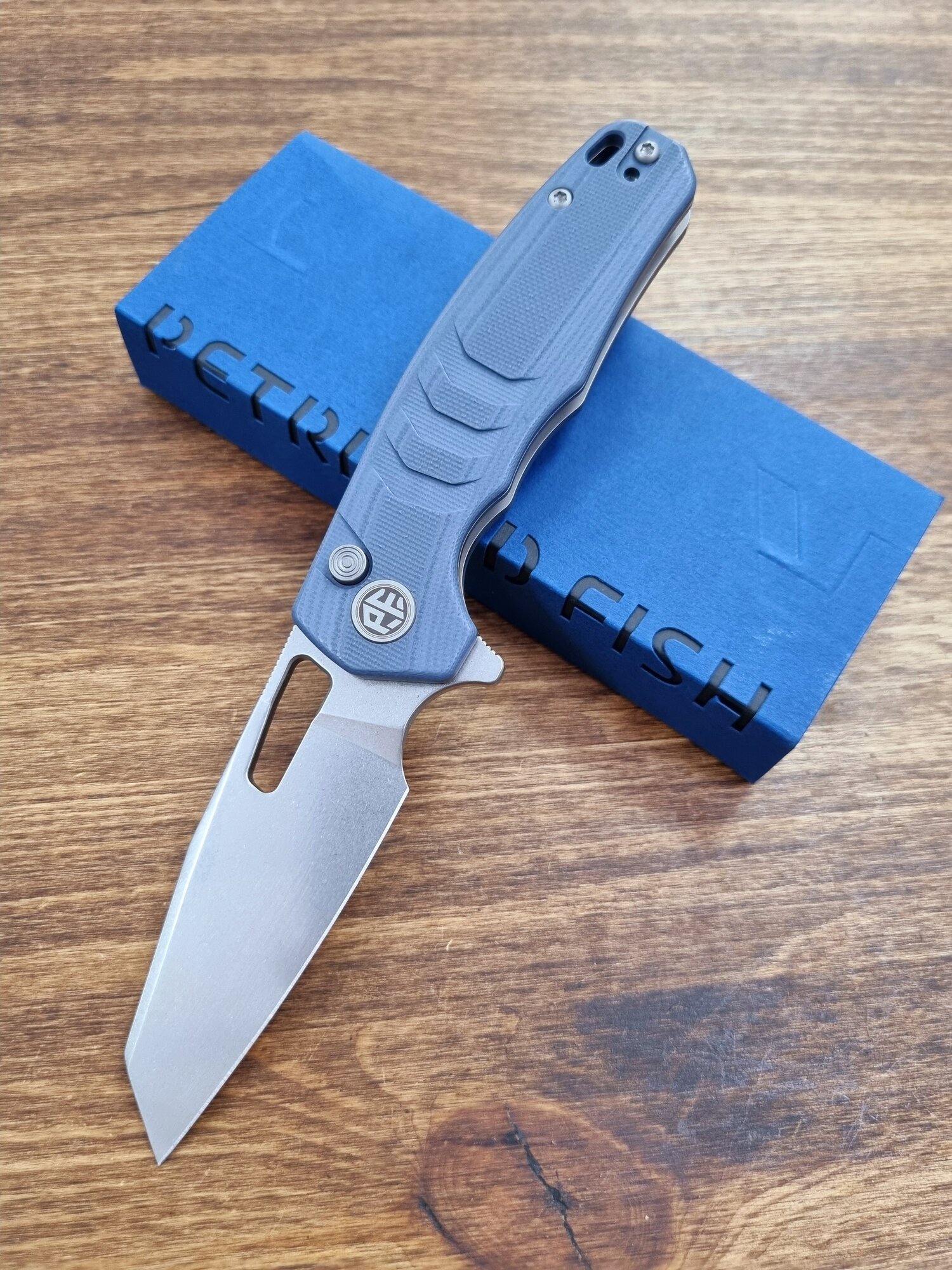 Складной нож Petrified Fish "Trilobite" PFE17BW, сталь 14C28N, рукоять G10 , Серый