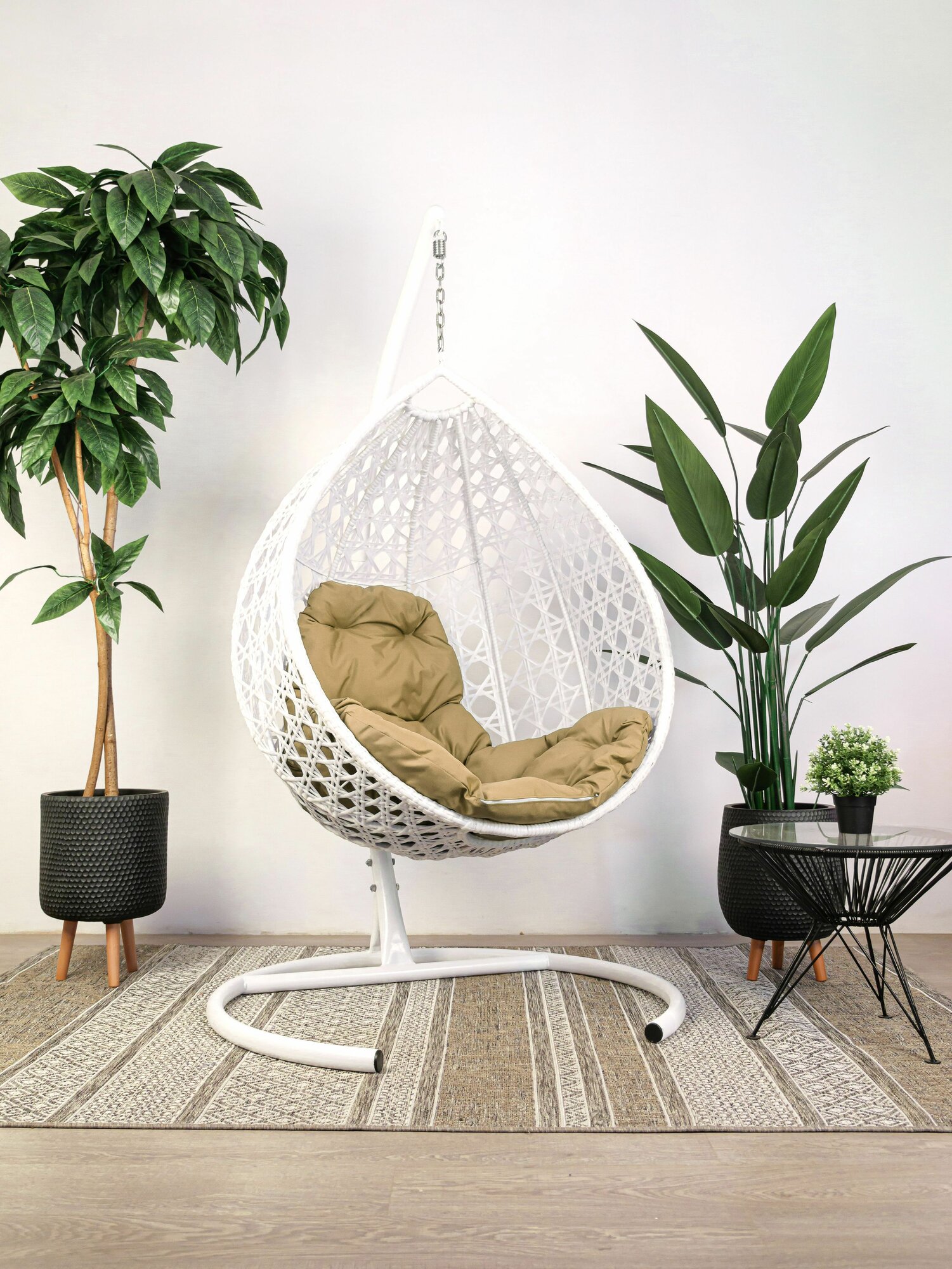 Подвесное кресло капля люкс, с ротангом белое, бежевая подушка