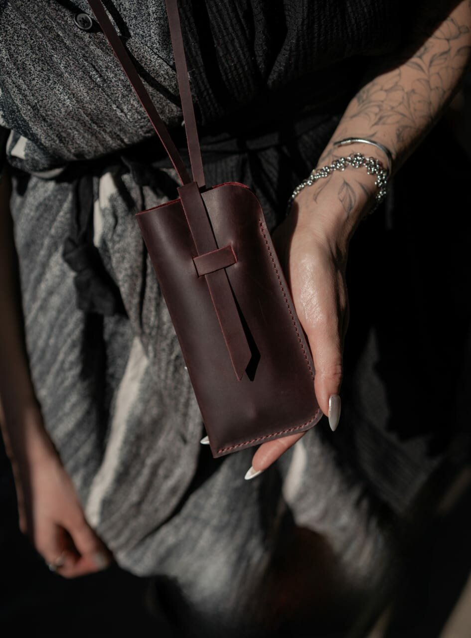 Кожаный мягкий чехол футляр для очков на шнурке/Очечник из натуральной кожи на шею