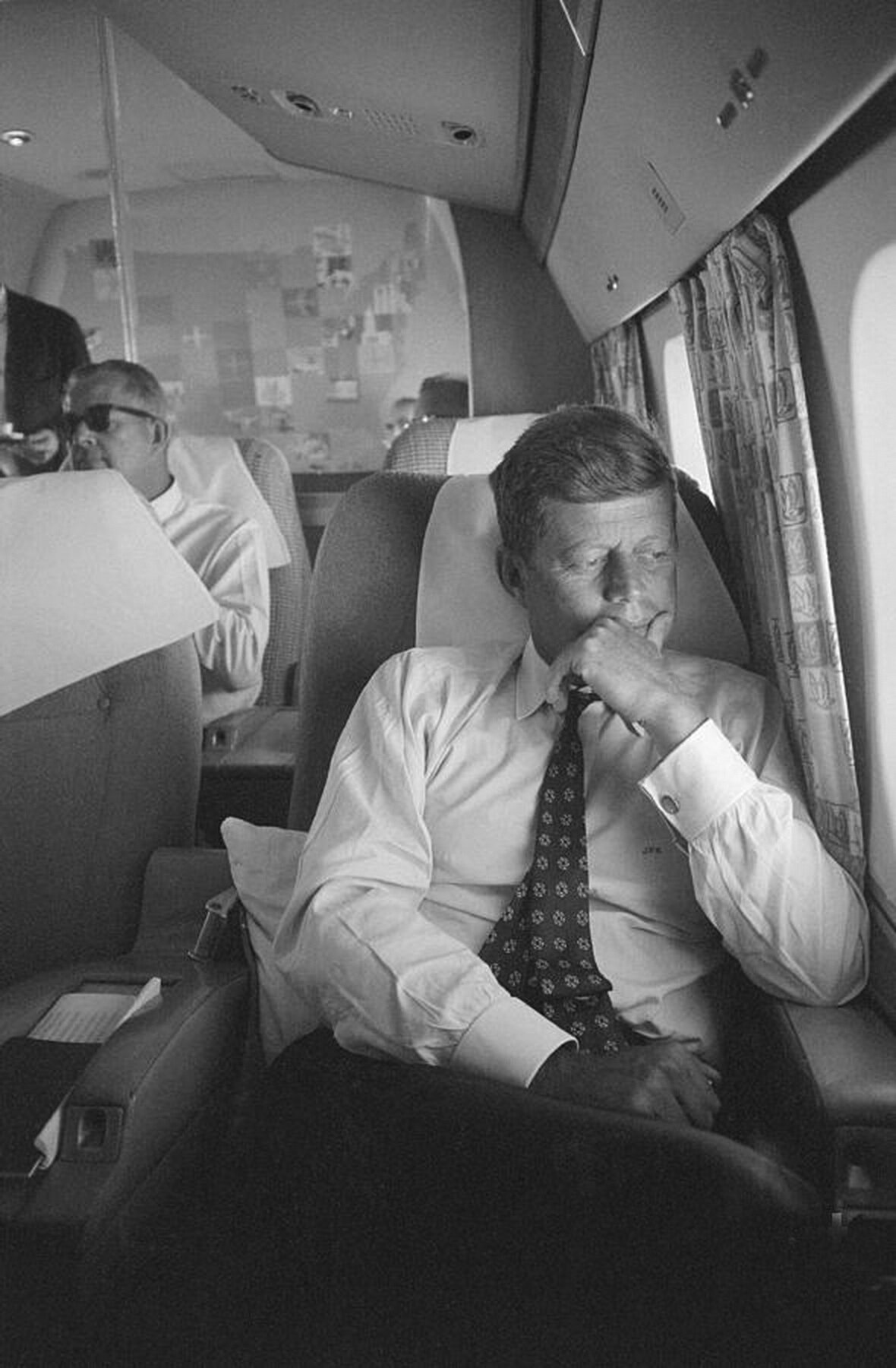 Плакат, постер Джон Ф. Кеннеди в Air Force One на бумаге, размер 21х30см