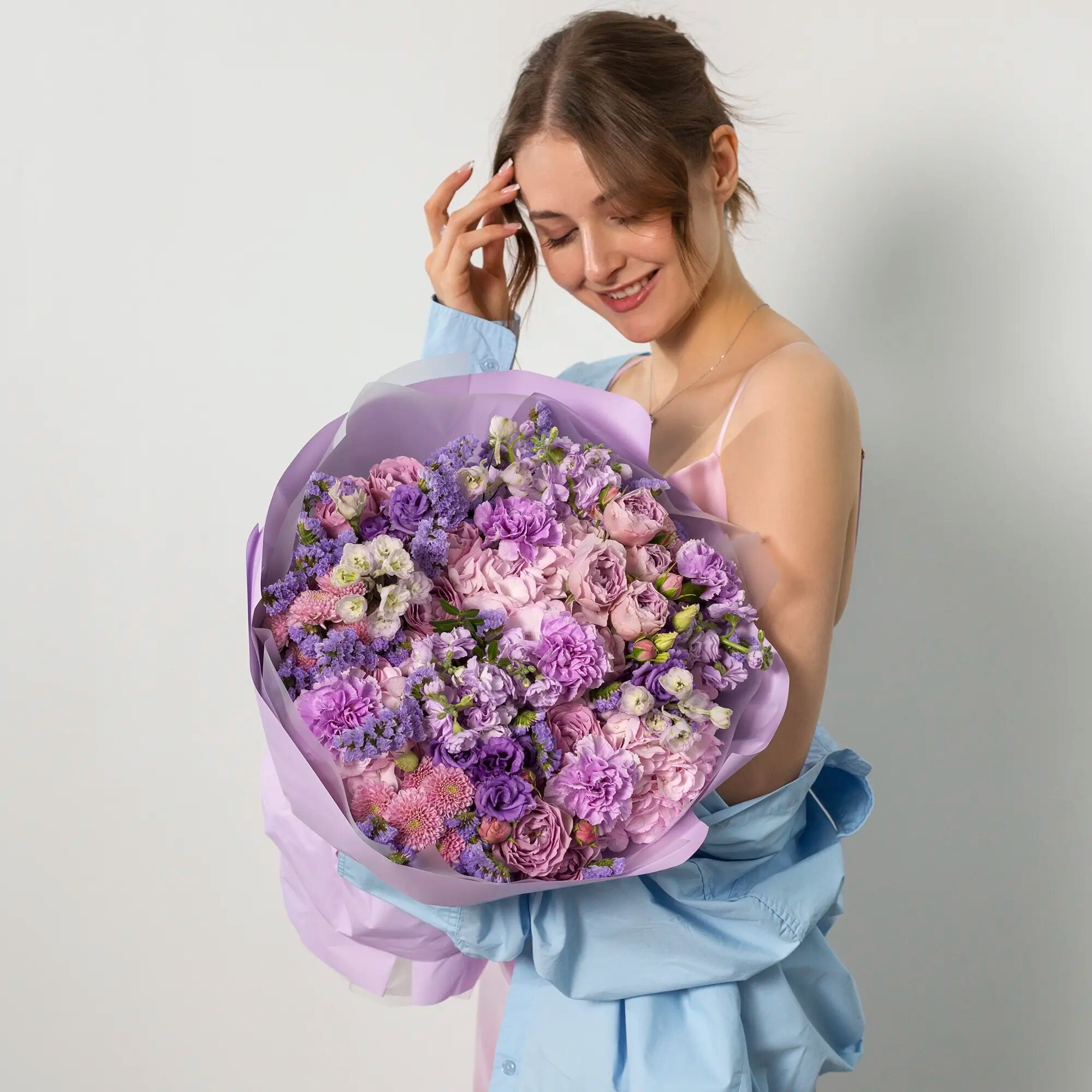 Букет из роз, эустом, гвоздик и дельфиниума №2240