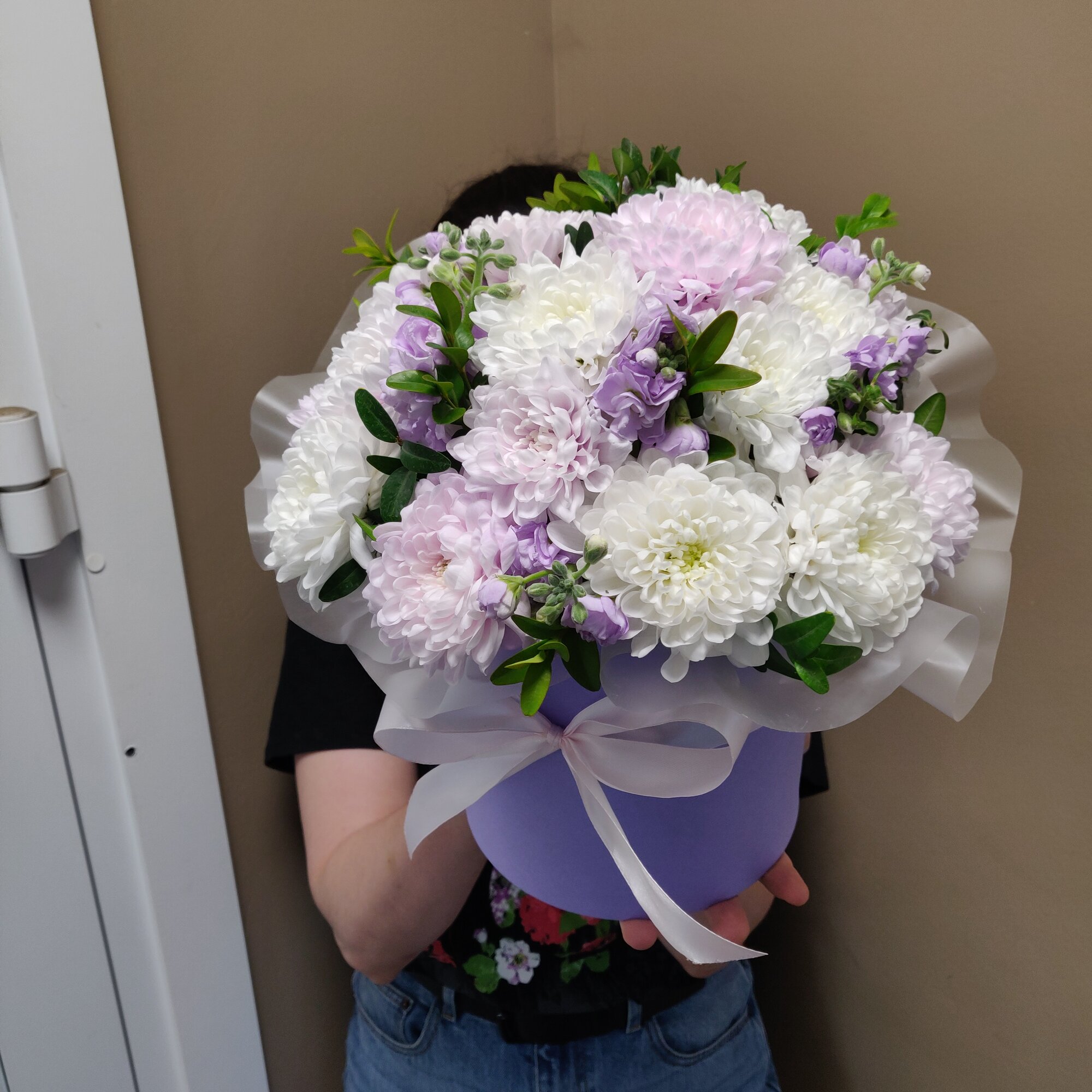 Нежная, объёмная, ароматная композиция лавандовых хризантем и маттиол в подарочной коробке.