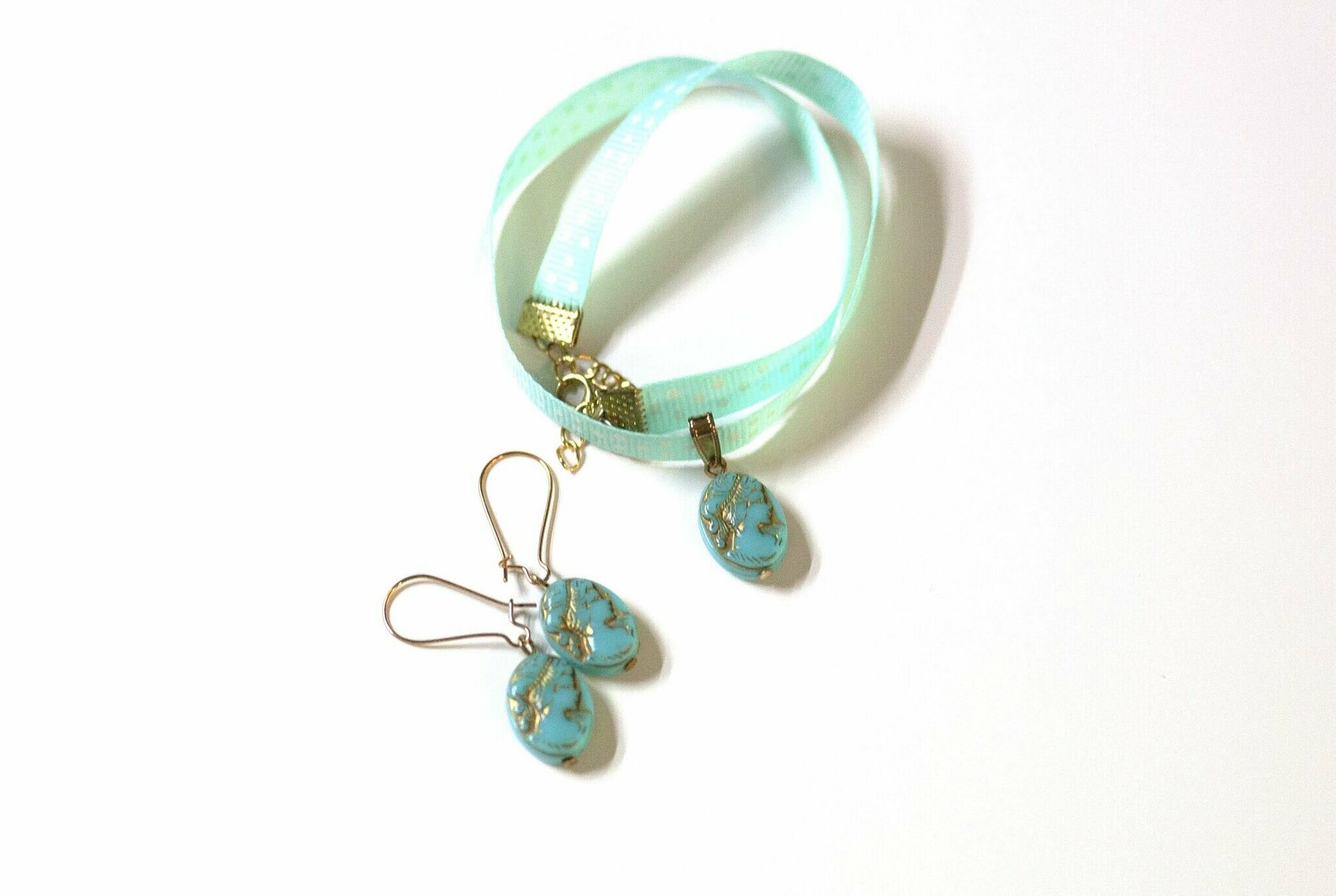 Комплект бижутерии: серьги, подвеска