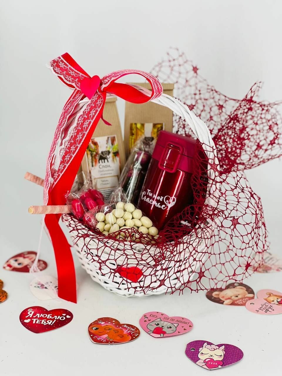 Корзина подарков "орехи в бельгийском шоколаде с чаем и термокружкой", к 14 февраля и 8 марта
