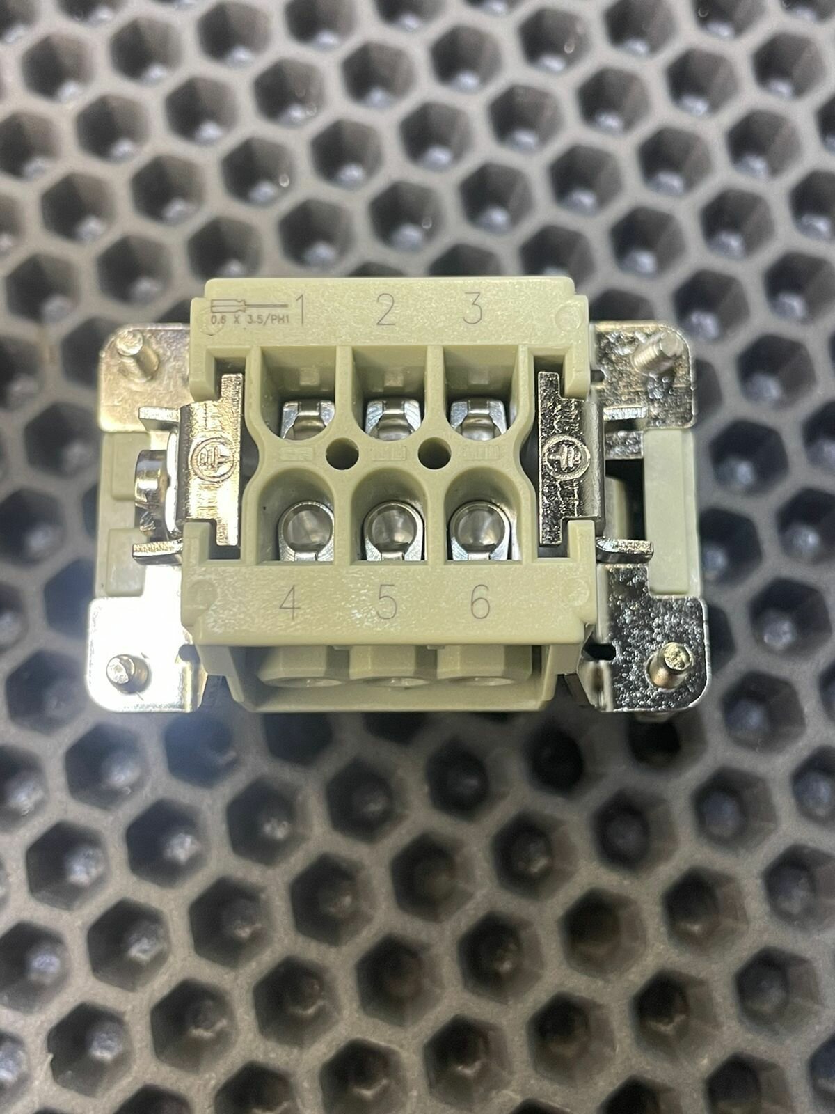 Клеммник М 6х10А