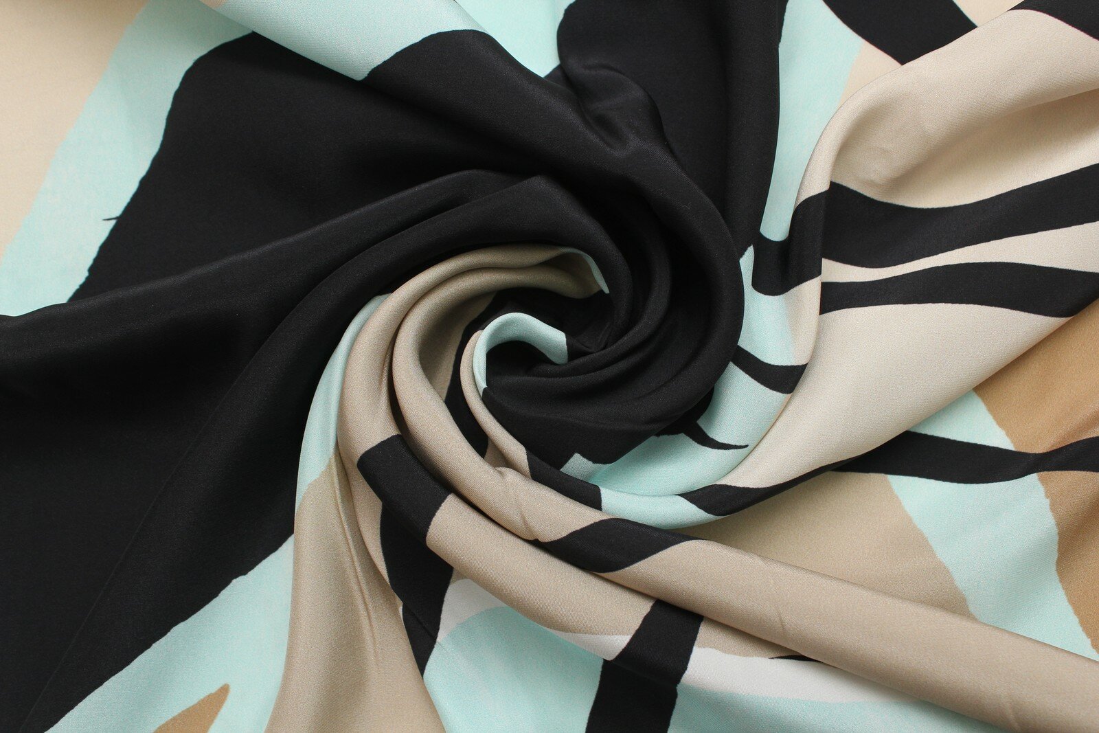 Ткань Шелковый креп-атлас огромные черные листья на бежево-бирюзово-светло-голубом, ш136см, 0,5 м