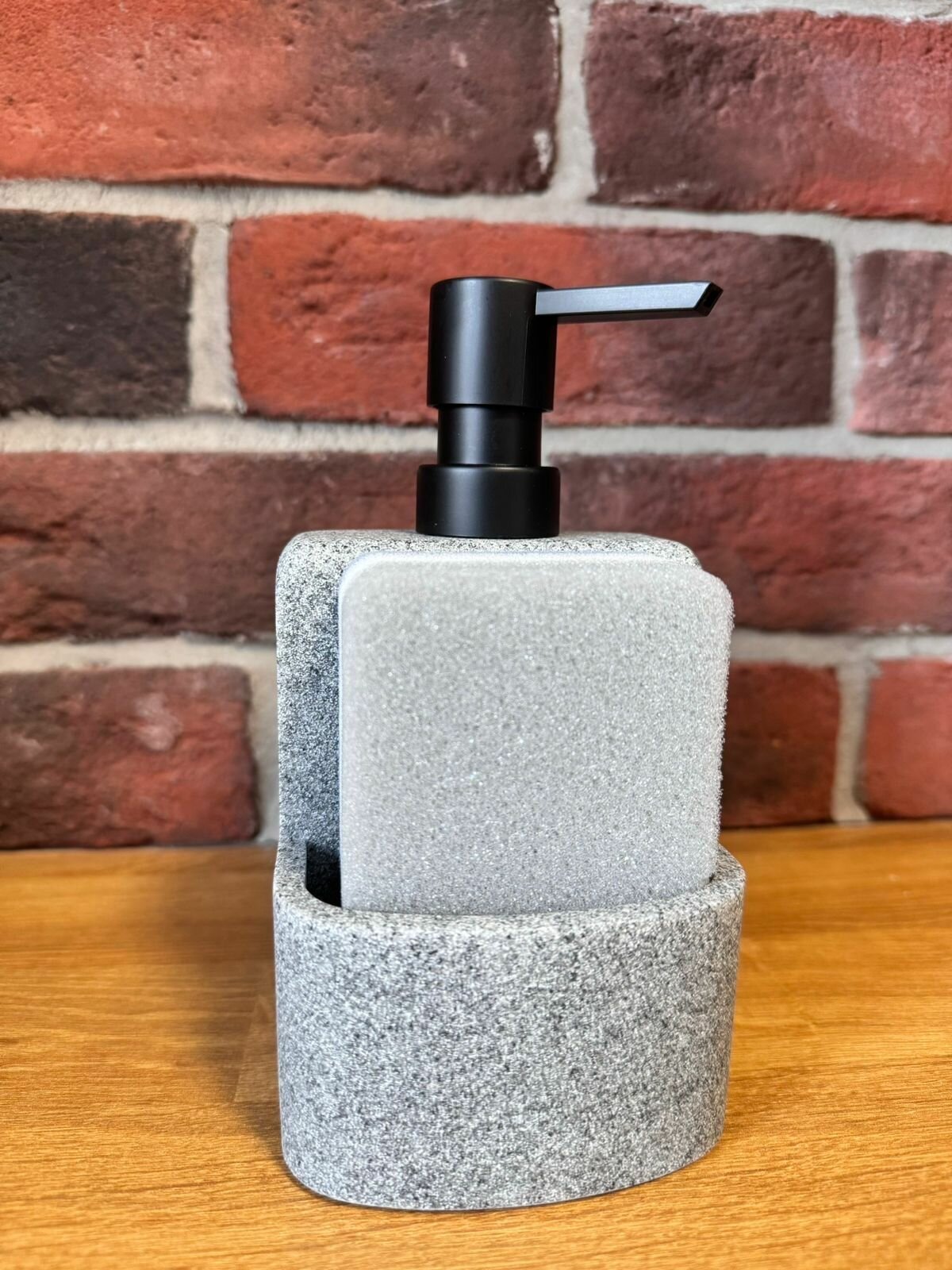 Дозатор для моющего средства на кухню , диспенсер для мыла с губкой, серый с черным дозатором