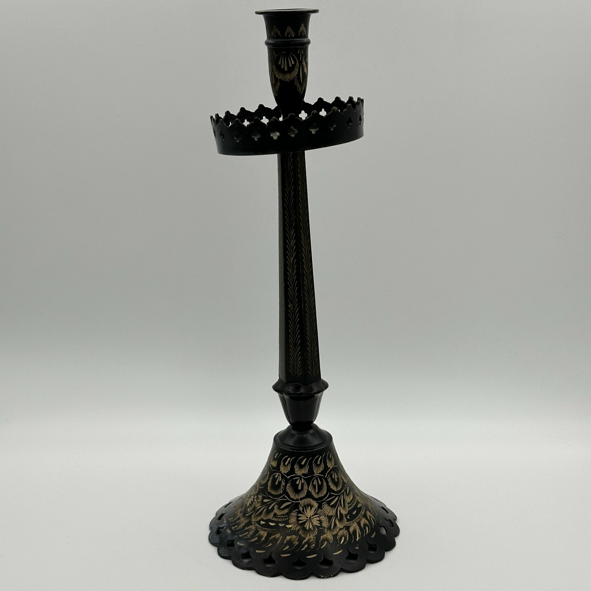 Подсвечник на одну свечу в восточном стиле, металл, крашение, резьба, Индия