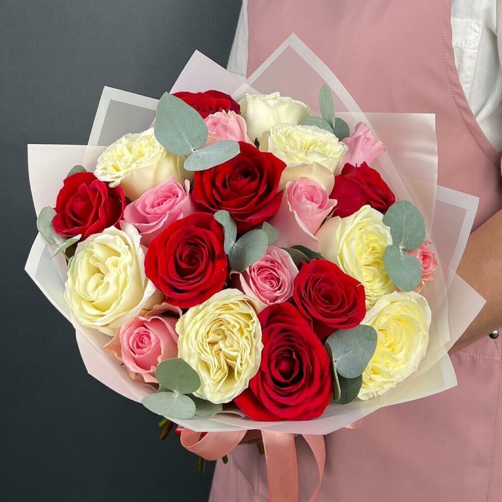 Букет живых цветов. Белые пионовидные Розы, розовые одноголовые Розы, красные одноголовые Розы 21 шт и ветки Эвкалипта