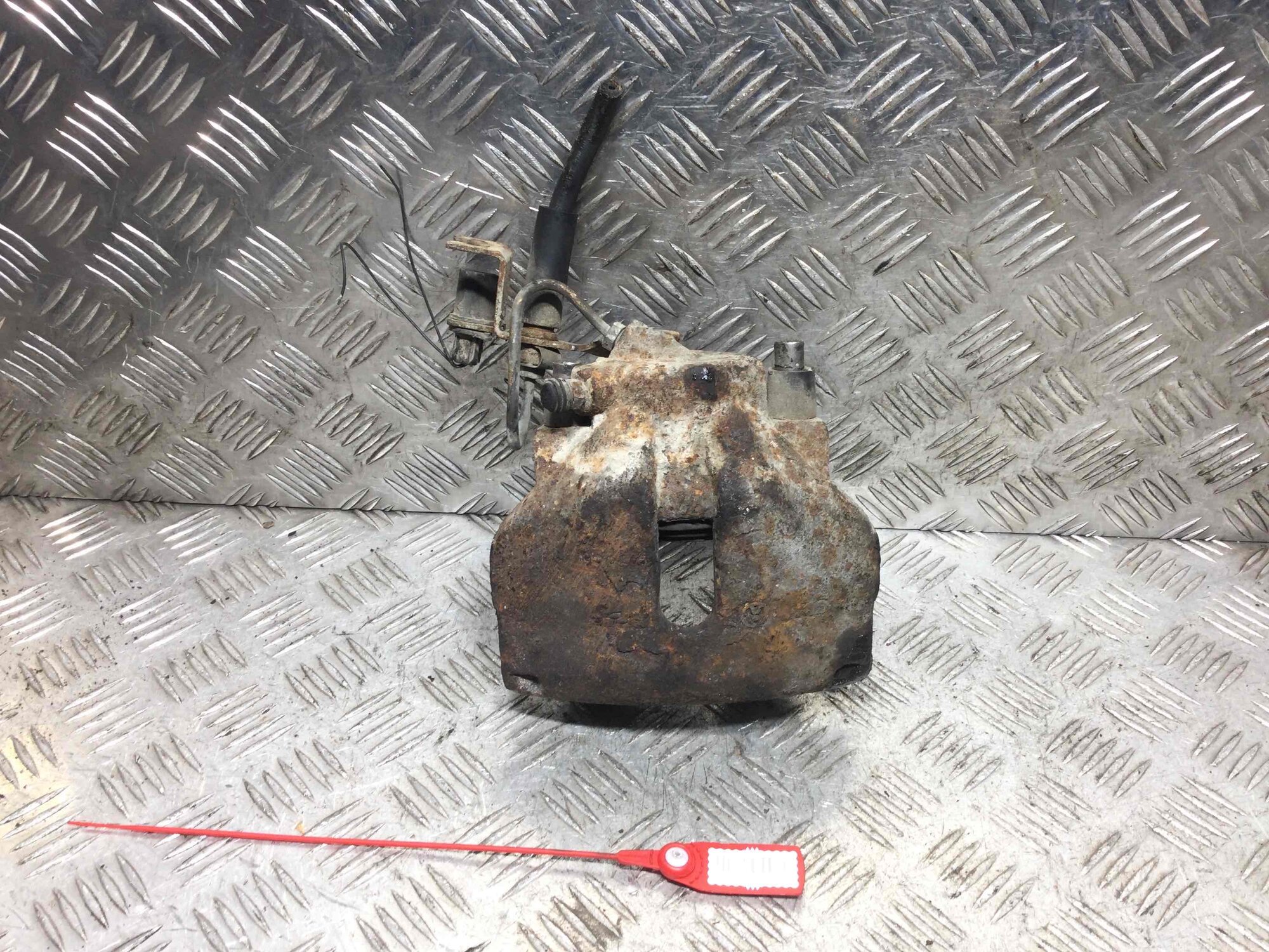 Б/У Суппорт передний левый Volkswagen Passat B5 (1996-2000) 1998 г.