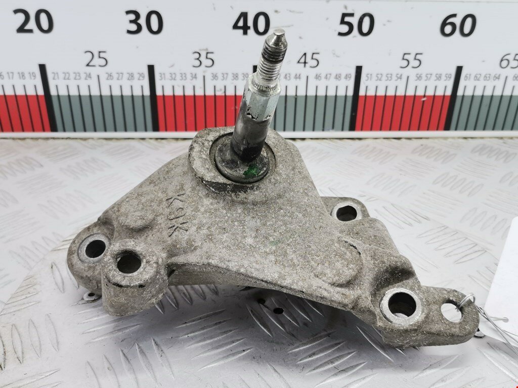 Кронштейн (крепление лапа траверса) кпп Nissan Juke 8200277203 арт. 2071585