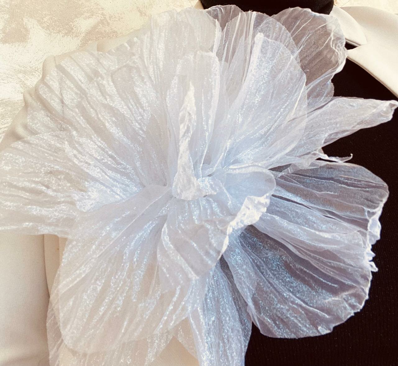 Брошь цветок органза Белая роза/Цветок объемный из ткани/Бант для волос Белая роза/Бант на футболку/заколка для волос/бант для футболки/объемный цветок для футболки/Бант для одежды/Бант на одежду/футболка с бантом