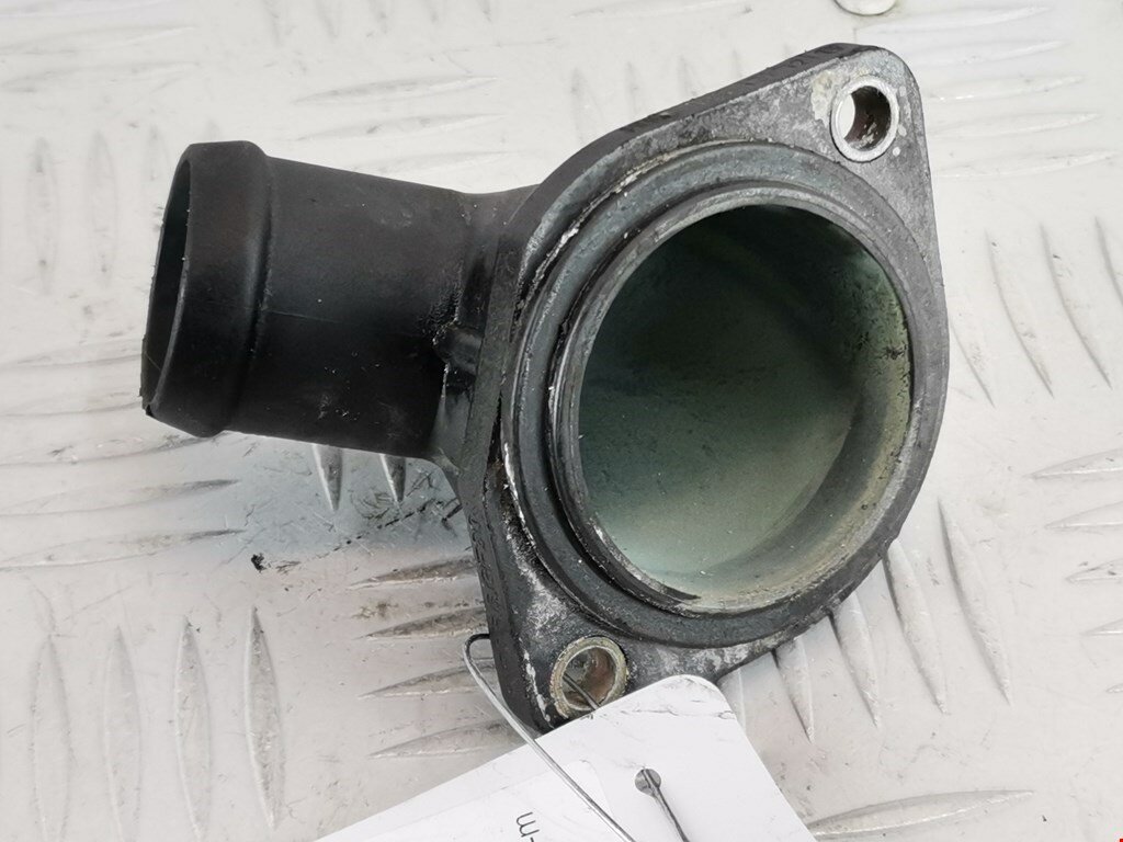 Корпус термостата Volkswagen Passat 5 030121121B арт. 1507289