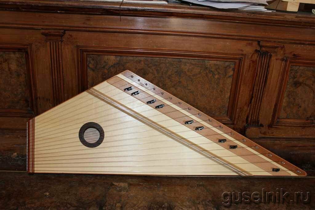 GU-11.34.17.56900 Гусли Звончатые крыловидные прима 17 струн, тв. породы, макс, светлые, Гусельник