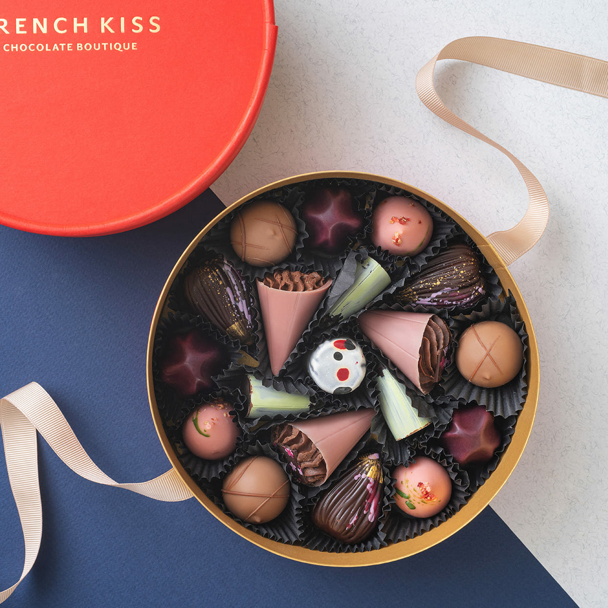 Подарочный шоколадный набор конфет Frenchkiss "Скарлет", конфеты ручной работы