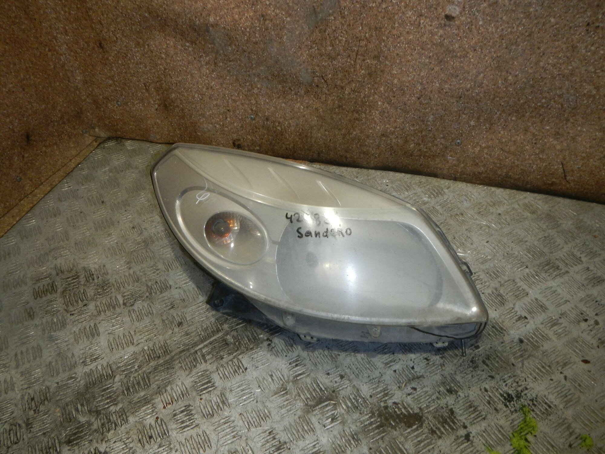 Б/У Фара правая, Renault (Рено)-SANDERO (09-) RENAULT SANDERO (09-) Нет куска стекла. 424885 RENAULT арт. 260104793R