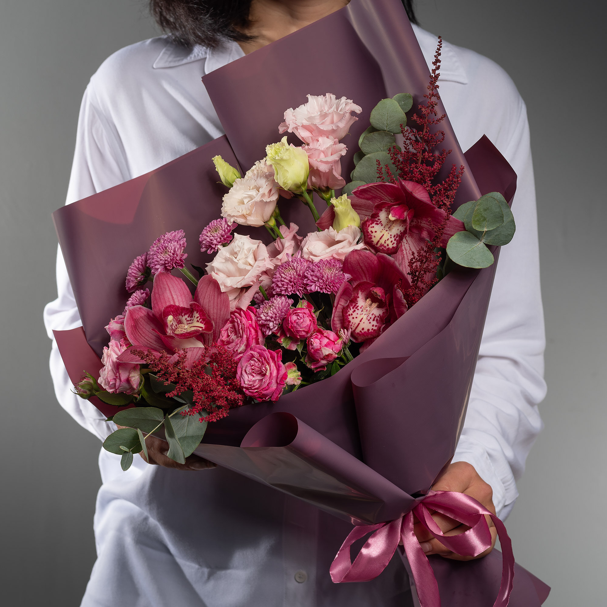 Букет живых цветов Flor-Pro Flowers из орхидей, роз и эустомы «Шёлковый путь»