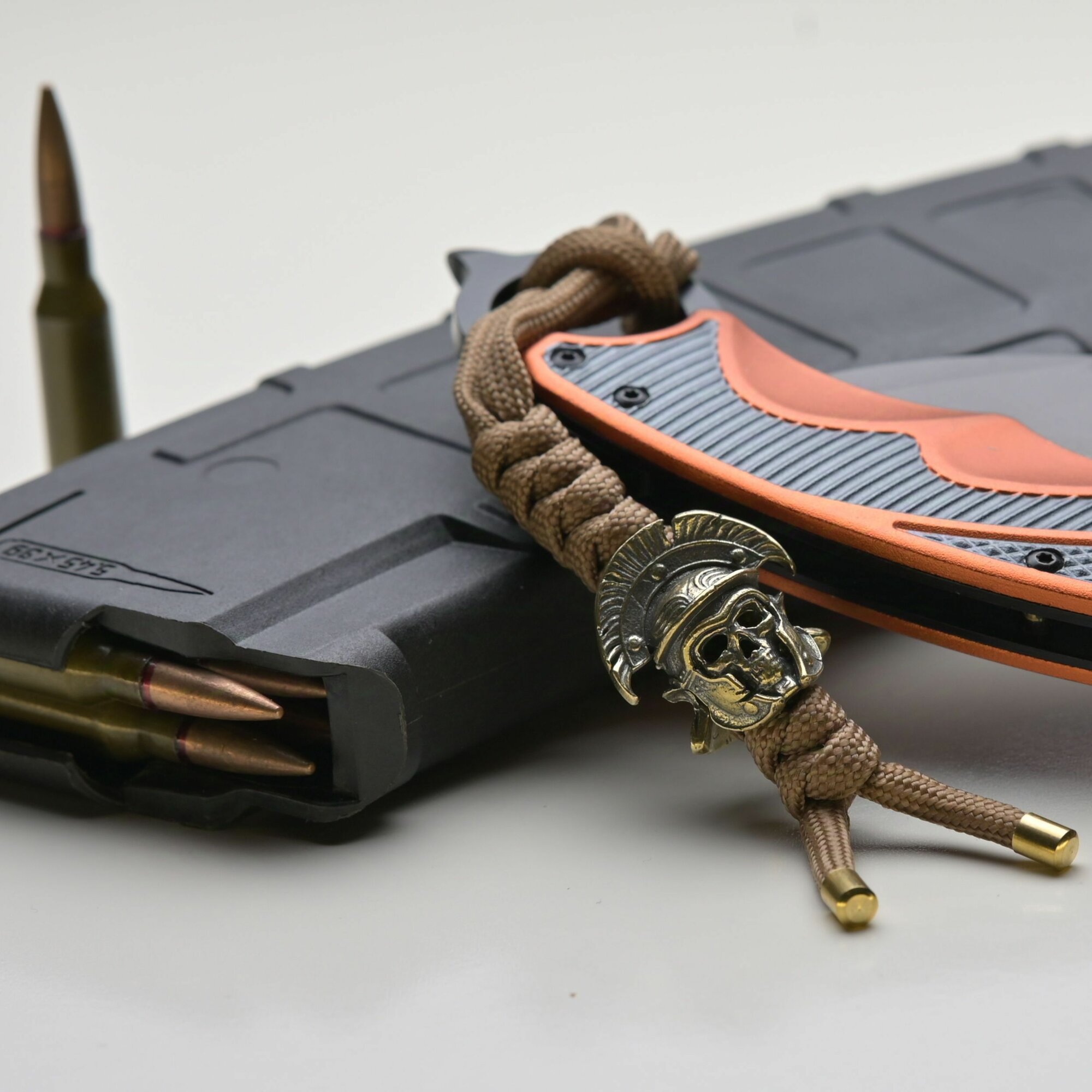 Темляк из паракорда "Легионер". Бусины. Для ножа. Череп в римском шлеме