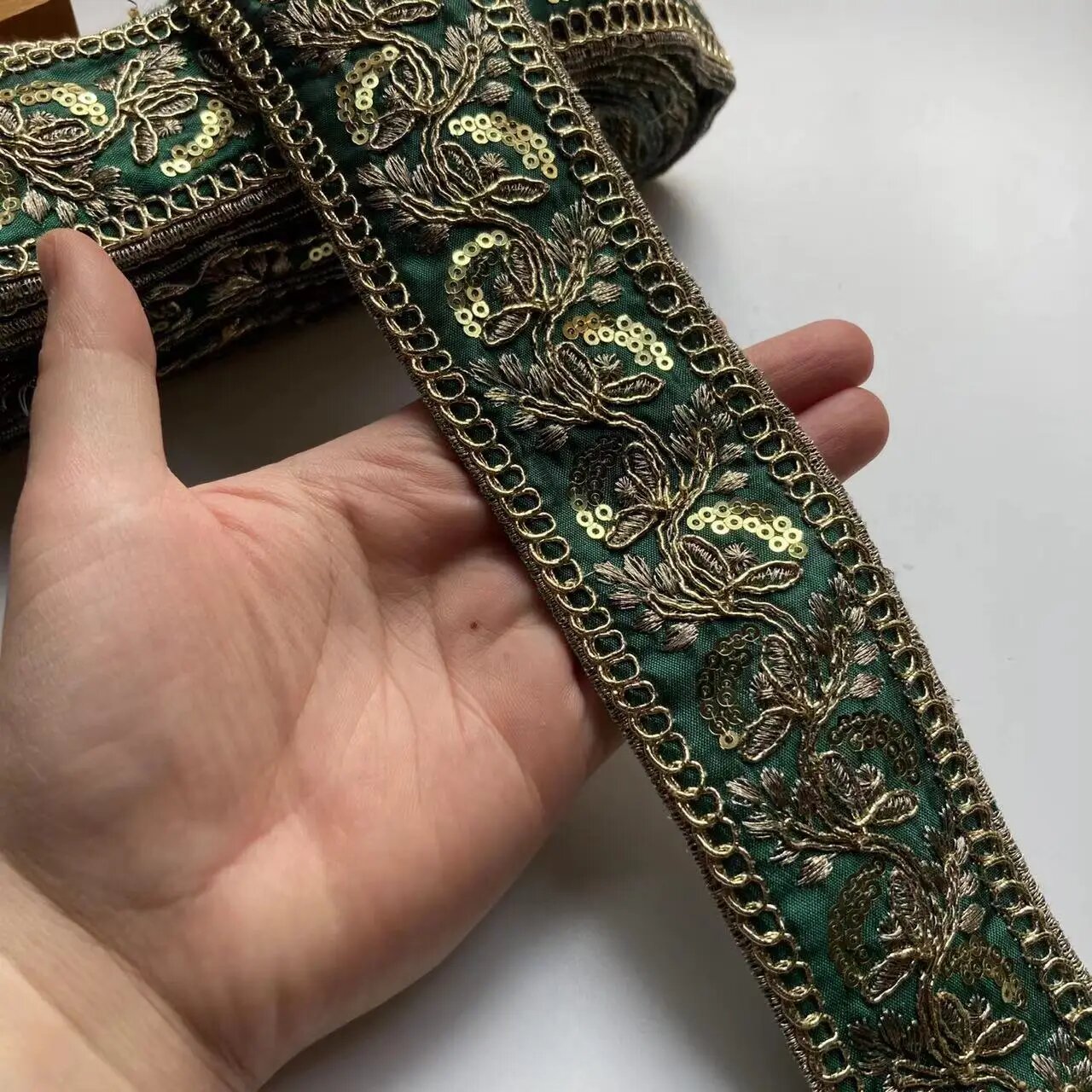 Серебристо-золотая вышитая лента YUMMY 5см Army green