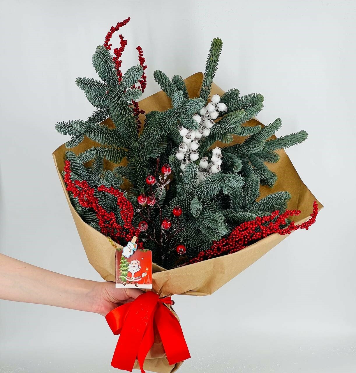 Зимний новогодний букет из веток живой ели нобилис с декоративными ягодами