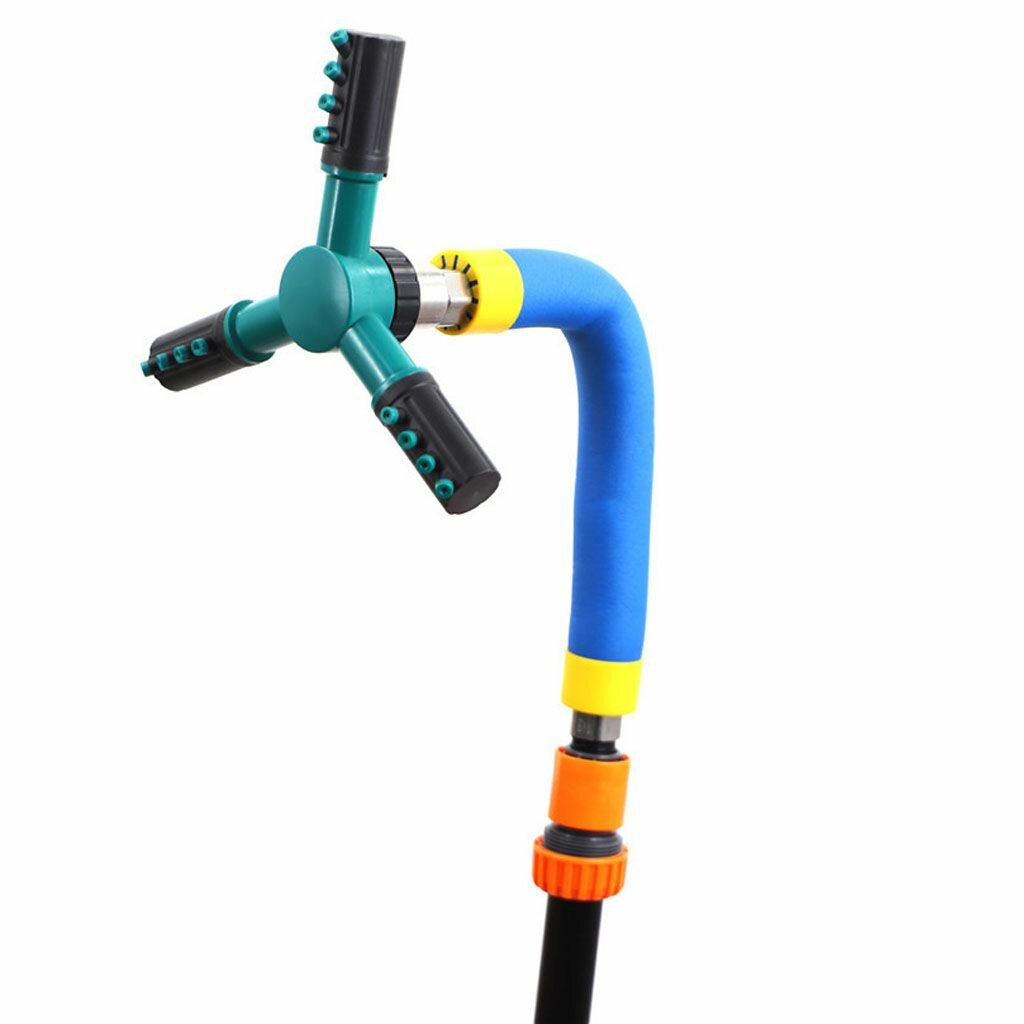 Батут, вращающийся спринклер, аквапарк на заднем дворе для игр открытом воздухе, в которые играют дети