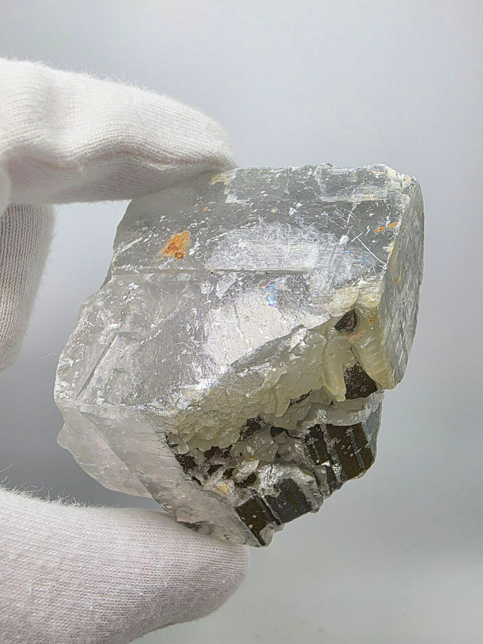 Кальцит с пиритом, 66 мм 143 г.