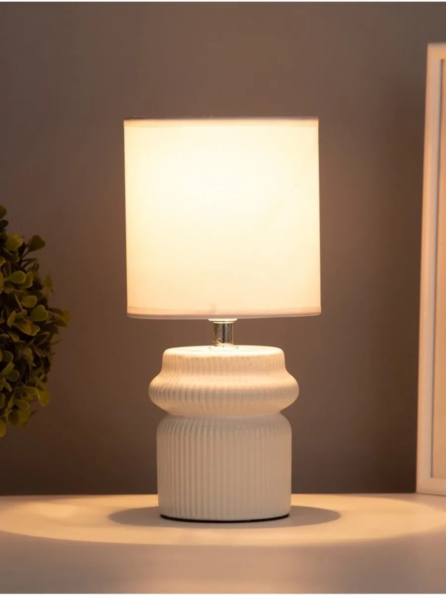 Современная настольная лампа "Афина" — стиль и комфорт