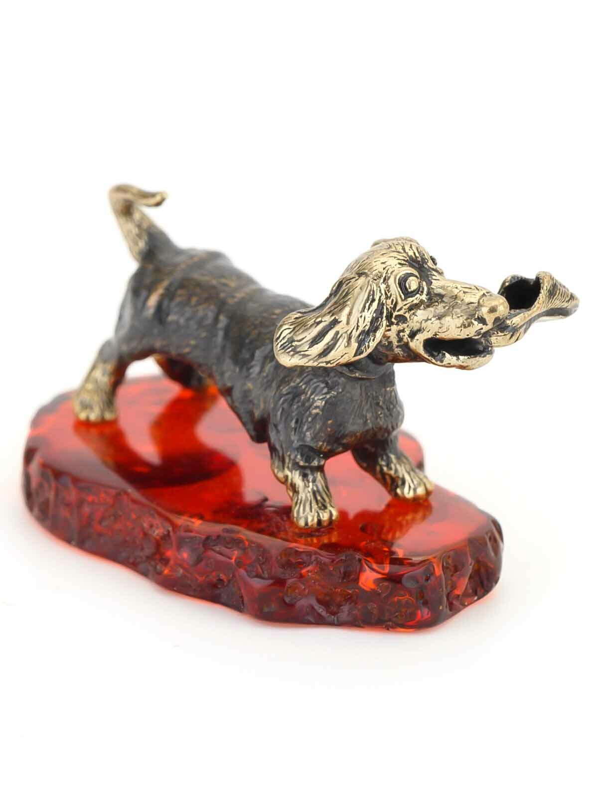 Сувенирная фигурка - Собака Такса и тапок, Янтарь, 3,0 см