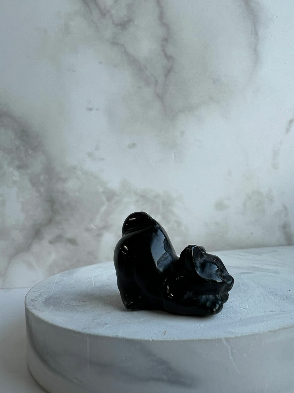 Фигурка-сувенир "Котик малый играет" из натурального камня обсидиан черный, 25х30 мм.