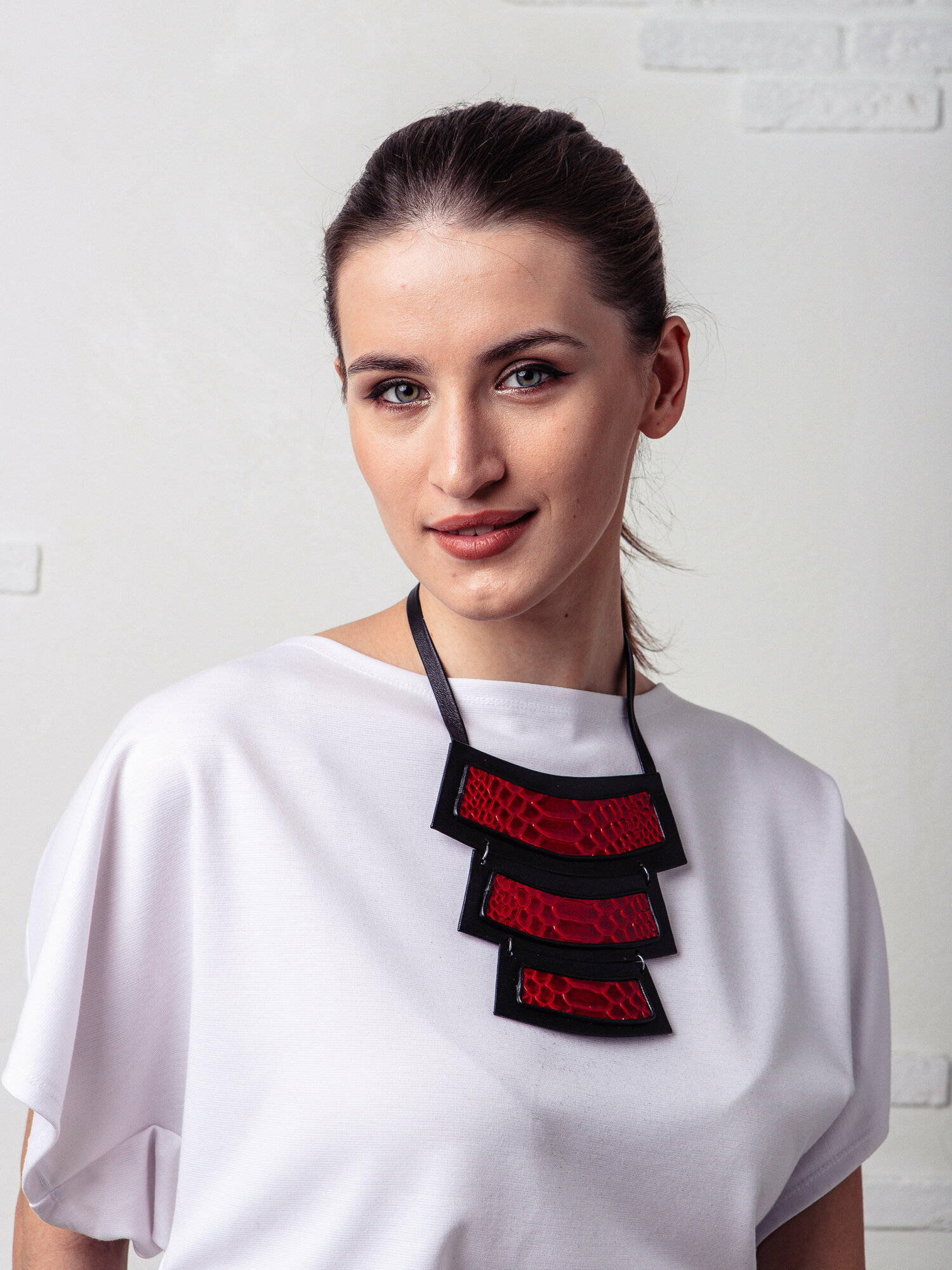 Колье, кожа