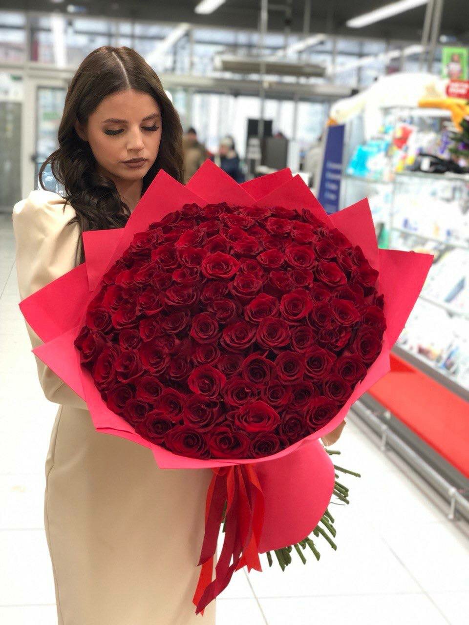 Монобукет Romashka "Мила", 9 красных роз, высота 50 см, оформление микс
