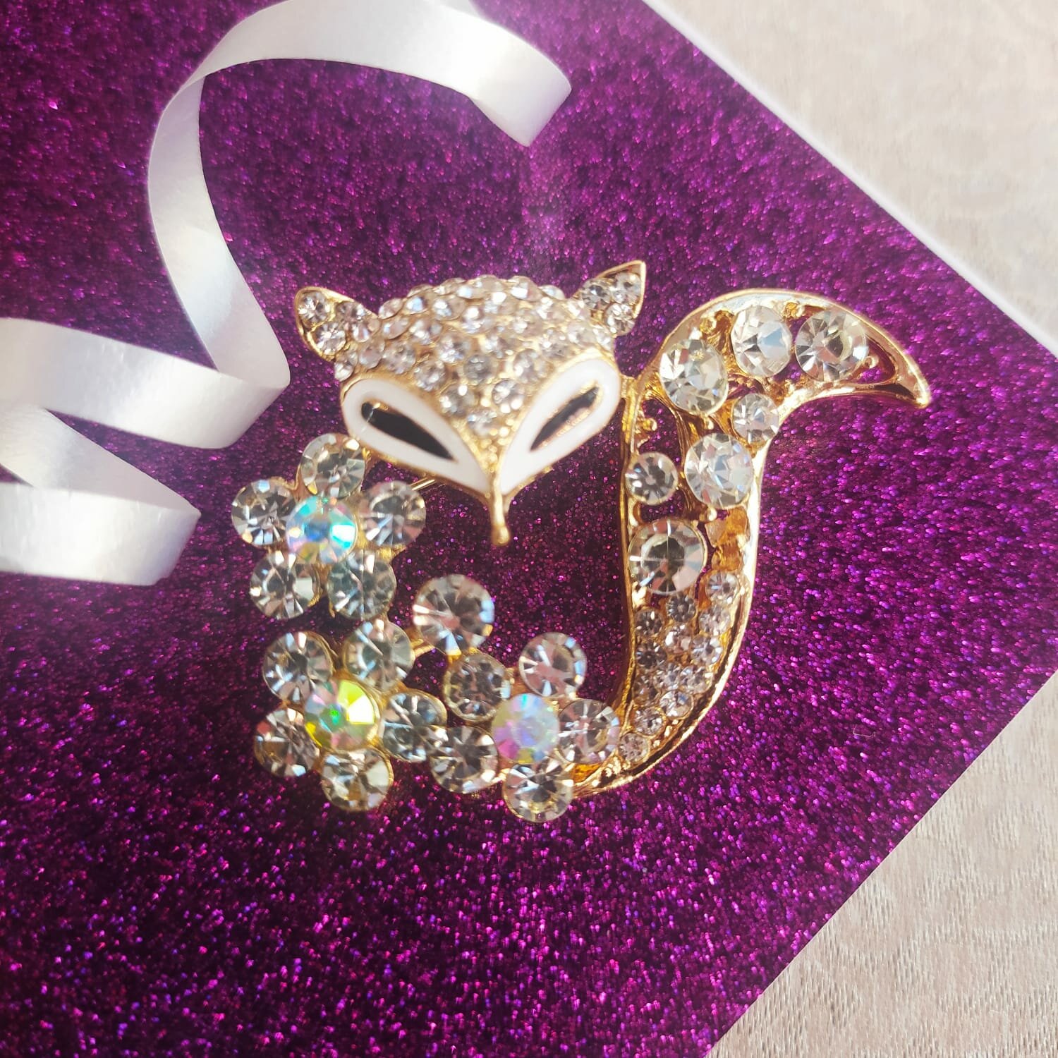 Брошь, стразы