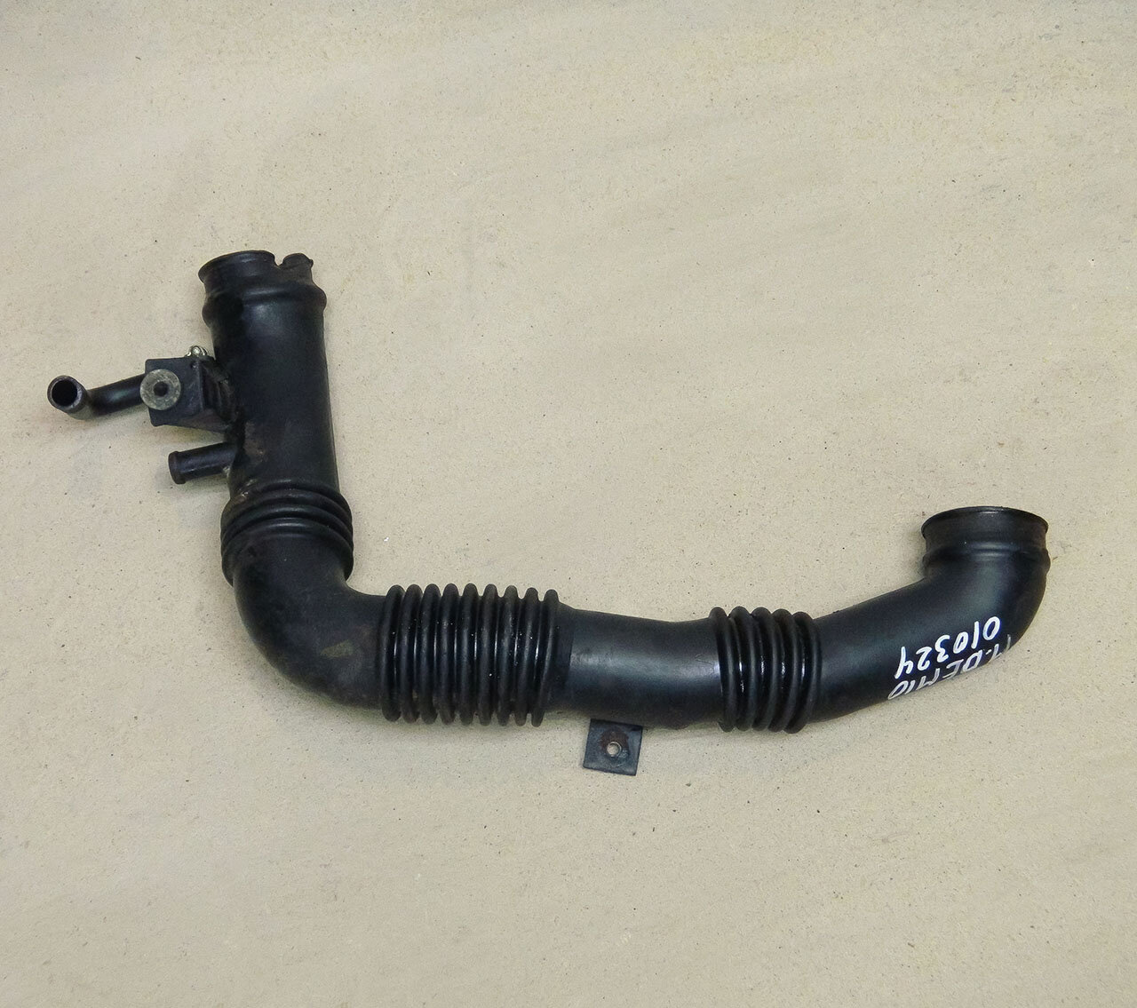 Патрубок воздушного фильтра Mazda Demio I