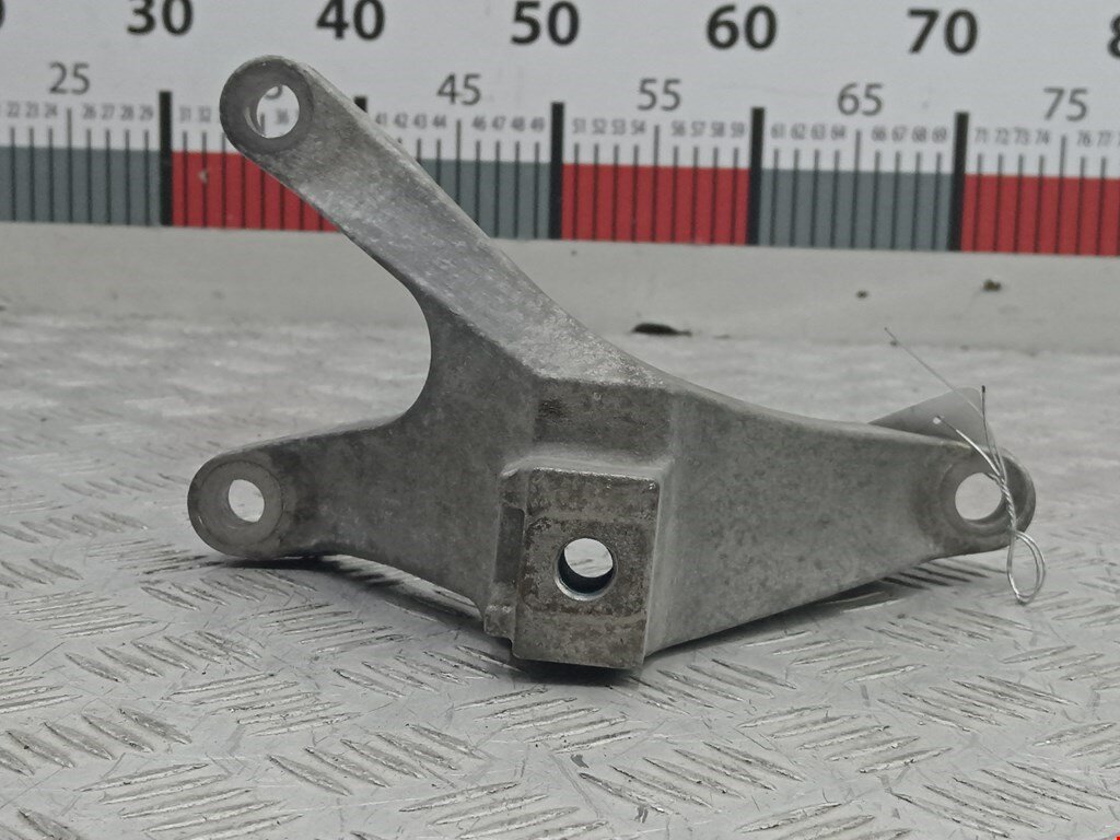 Кронштейн (крепление лапа траверса) кпп Ford C-MAX 1 3M517M125 арт. 1923393