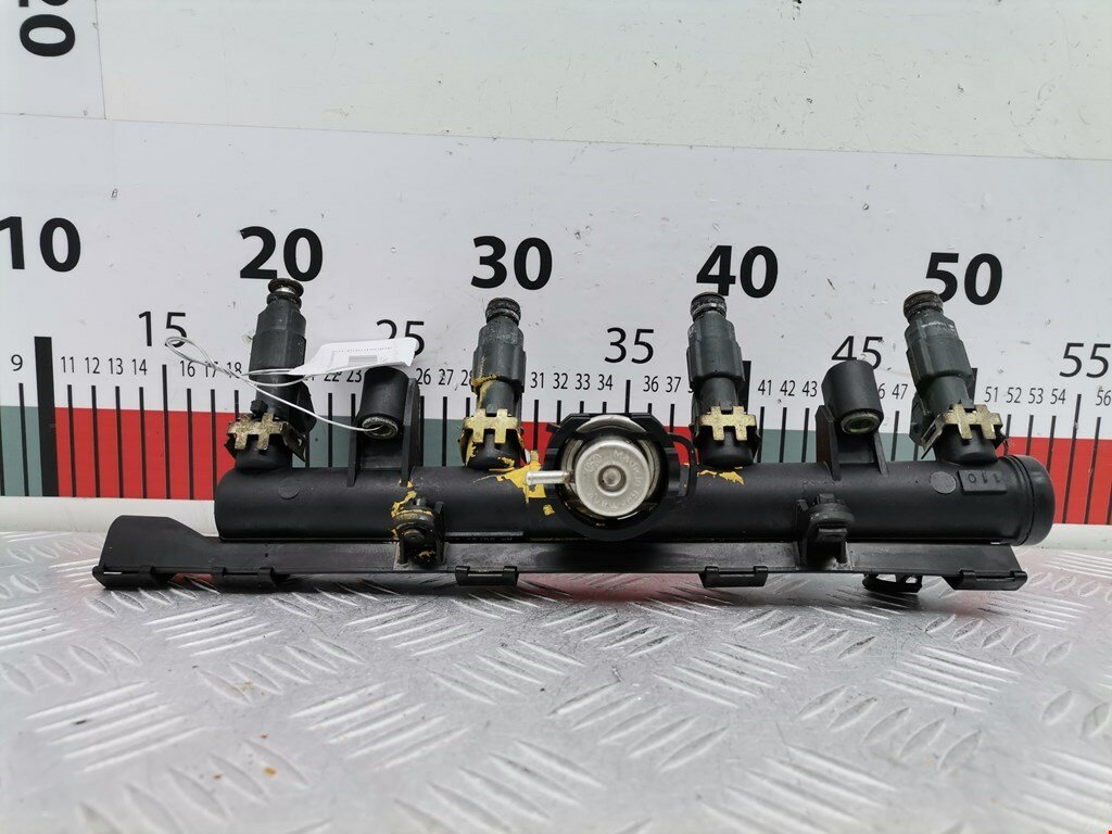 Форсунка бензиновая электрическая Volkswagen Polo 3 030906031J арт. 2036421