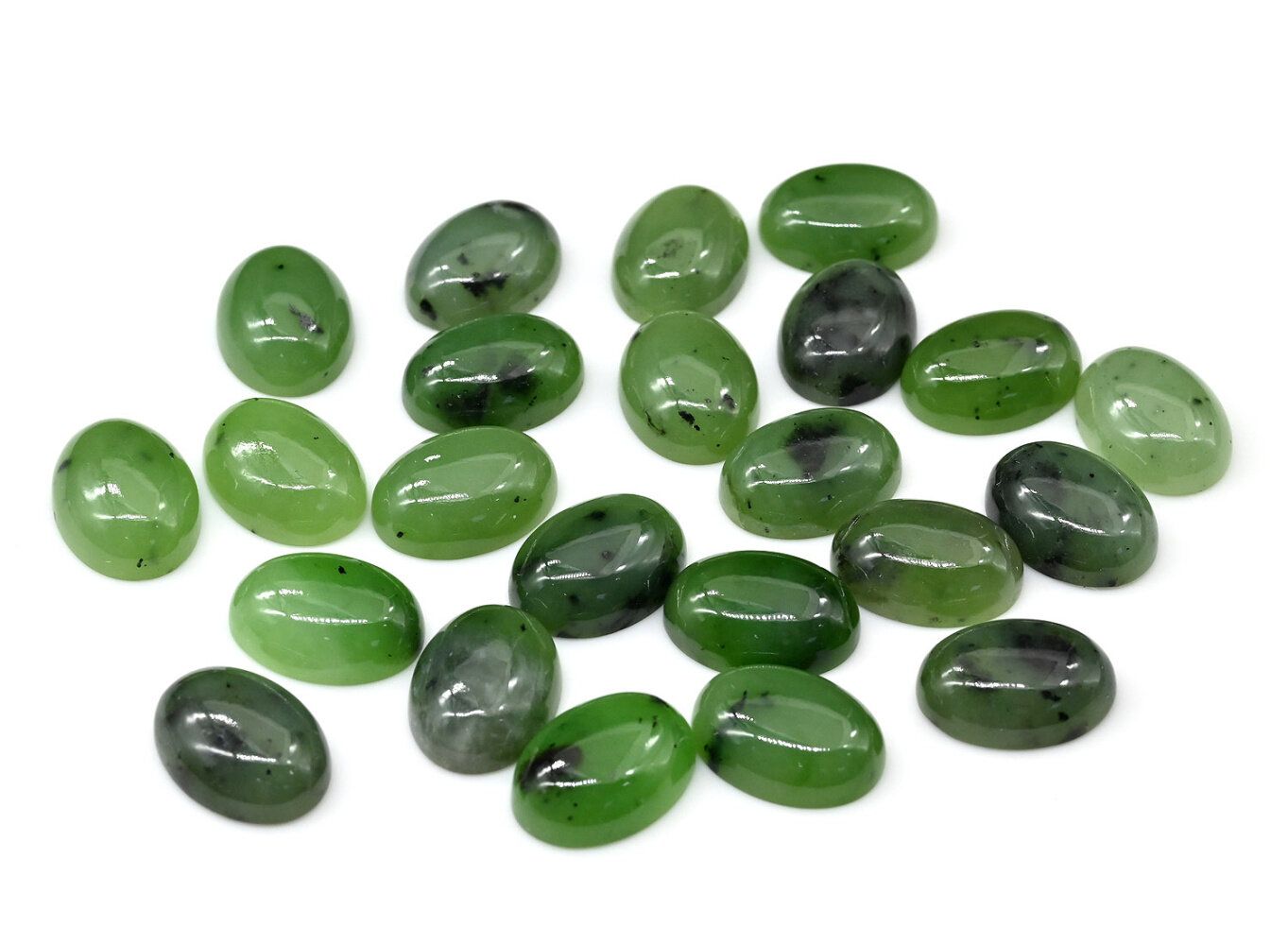 Кабошон из нефрита овал 16*12*5мм.