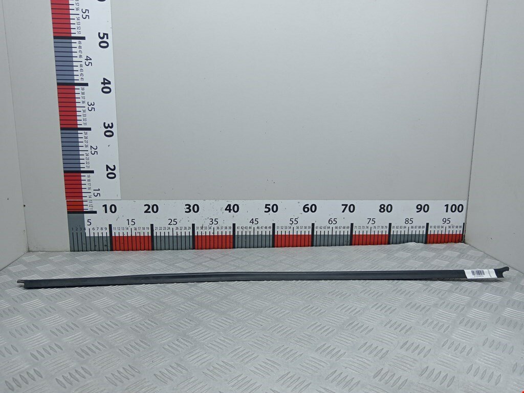 Накладка декоративная (молдинг) стекла двери задней правой Volkswagen Golf 4 арт. 2103853