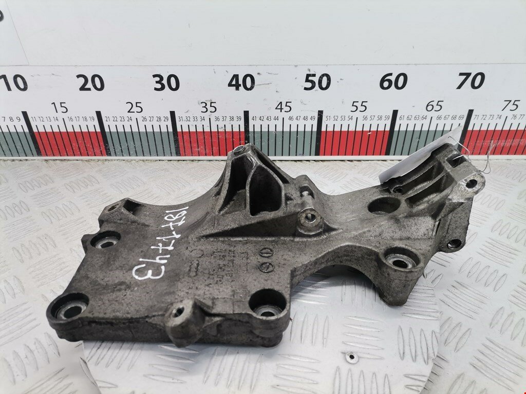 Кронштейн генератора Volkswagen Golf 5 03G903143A арт. 2069956