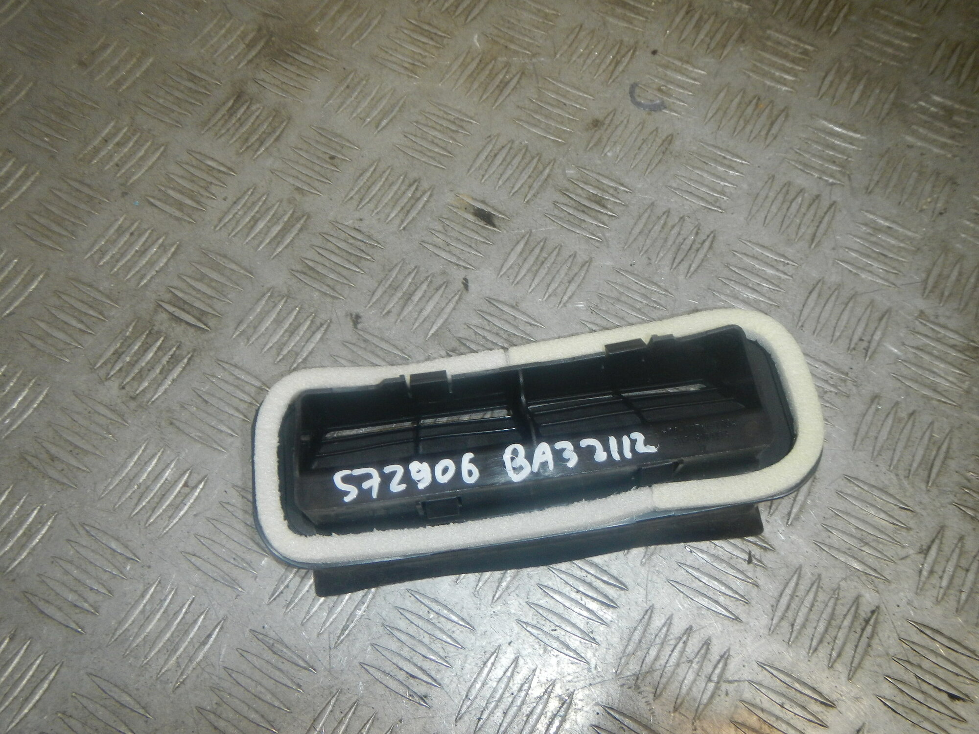 Б/У Решетка вентиляционная, ВАЗ (VAZ)-2112 ВАЗ 2112 левая Новая. 572906 LADA арт. 21128104103