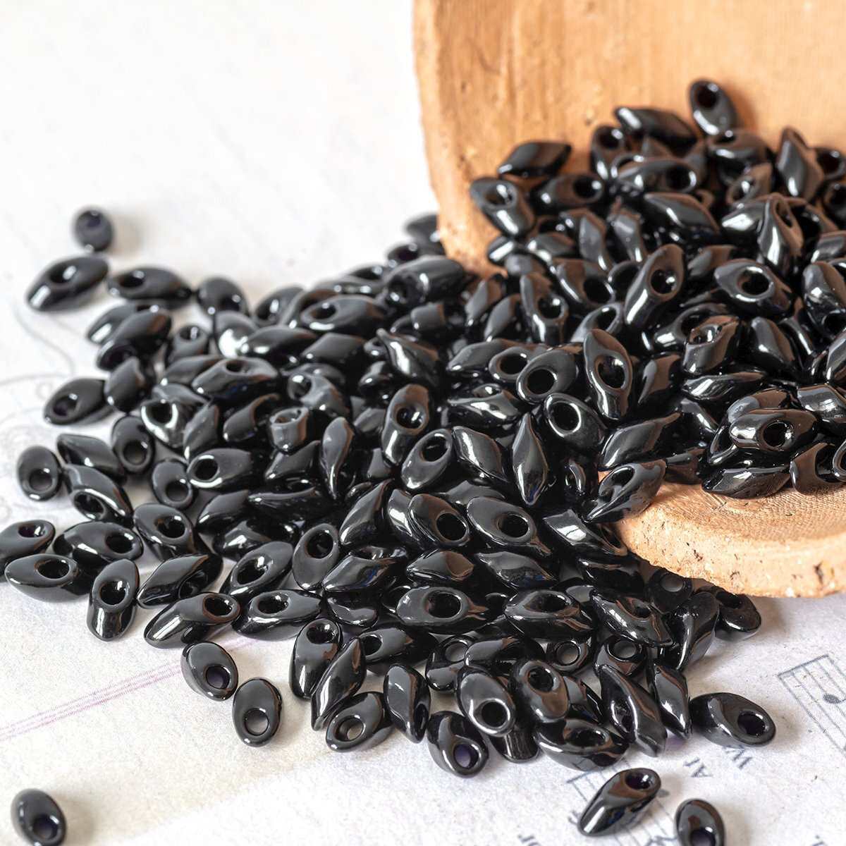 Бисер японский MIYUKI 20 гр Миюки лепесток Long Magatama размер 4x7 мм LMA-401 цвет черный непрозрачный, глянцевый (Black)