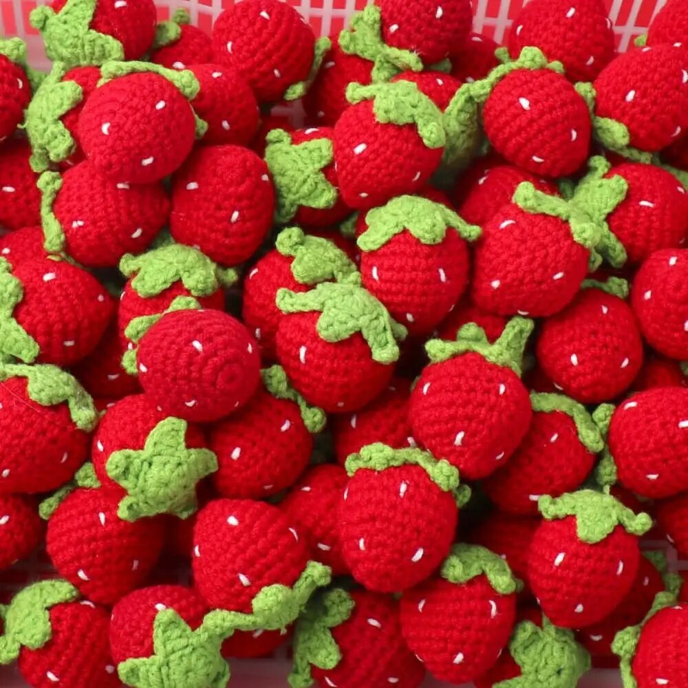 Ручной вязанный фруктовый аксессуар из шерсти -Strawberries