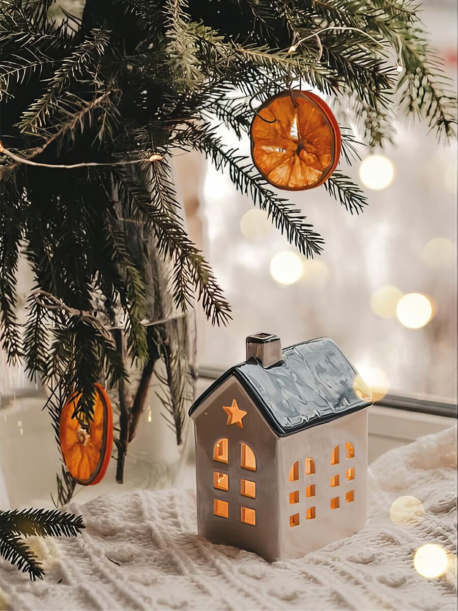 Постер на стену (60х90 см). Фото домик-подсвечник под елочкой