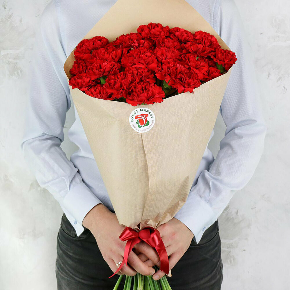 Букет живых цветов Букет Маркет, 25 гвоздик, 60 см, на стеблях, в крафт-бумаге, красный