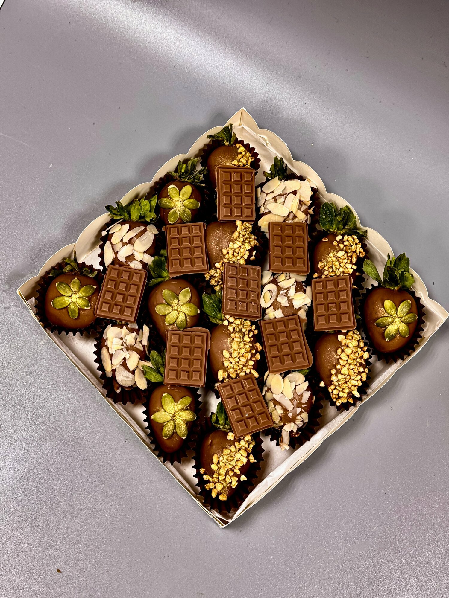 Набор клубника в шоколаде «Nut» (16-20 штук) в подарочной упаковке с бантиком