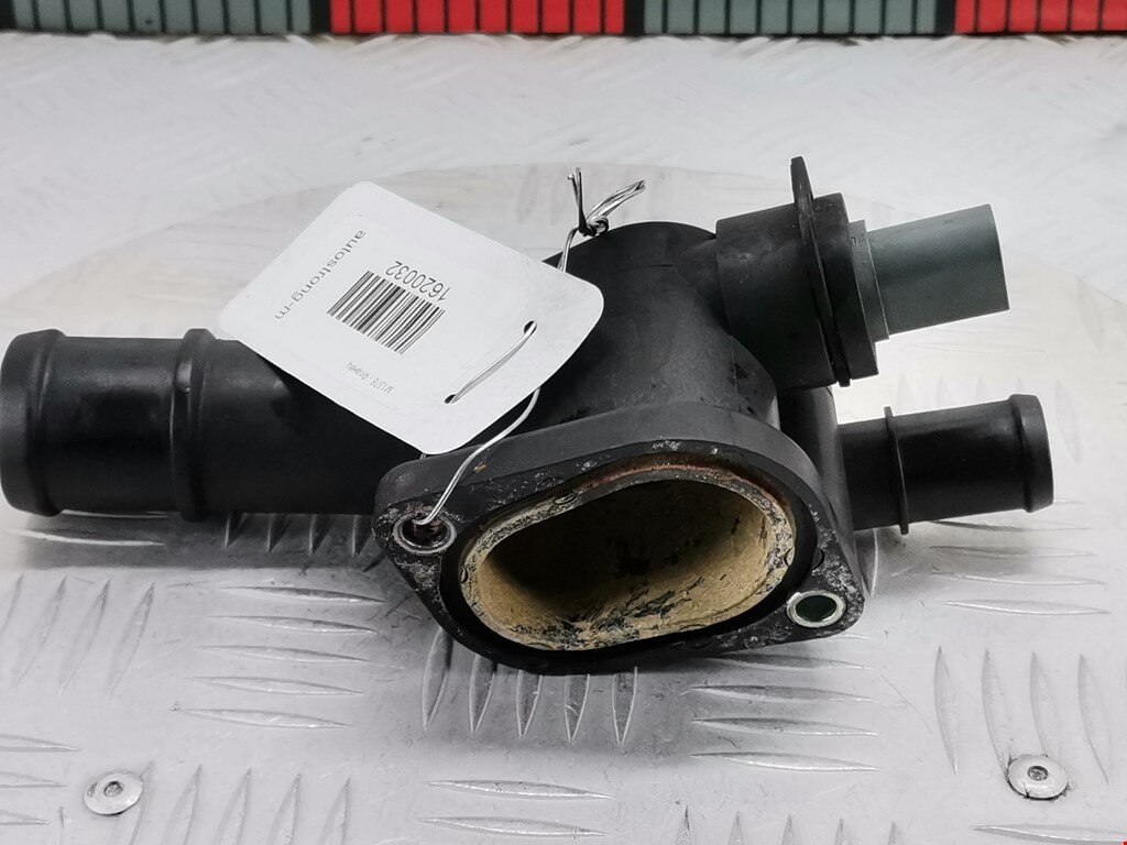 Фланец (штуцер системы охлаждения тройник) Volkswagen Golf 5 038121132G арт. 1620032